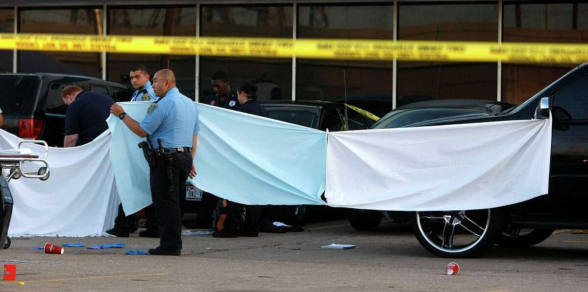 3 die, Houston rapper wounded outside nightclub