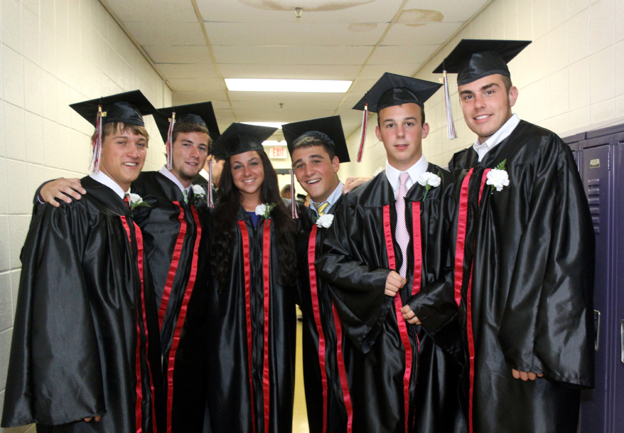 Pomperaug grads show unity
