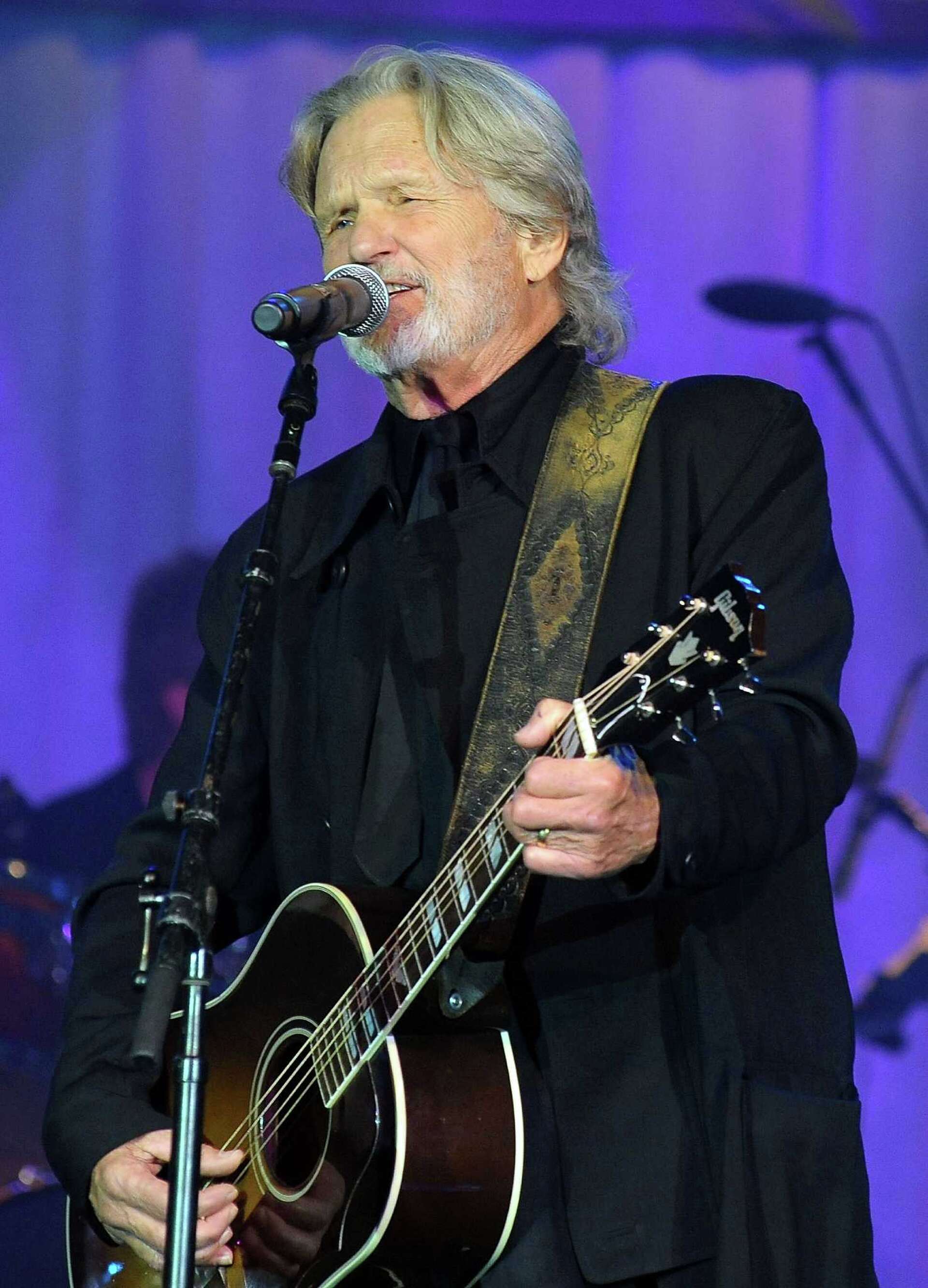 Hawaii’s proposed Steven Tyler Act protects stars from paparazzi