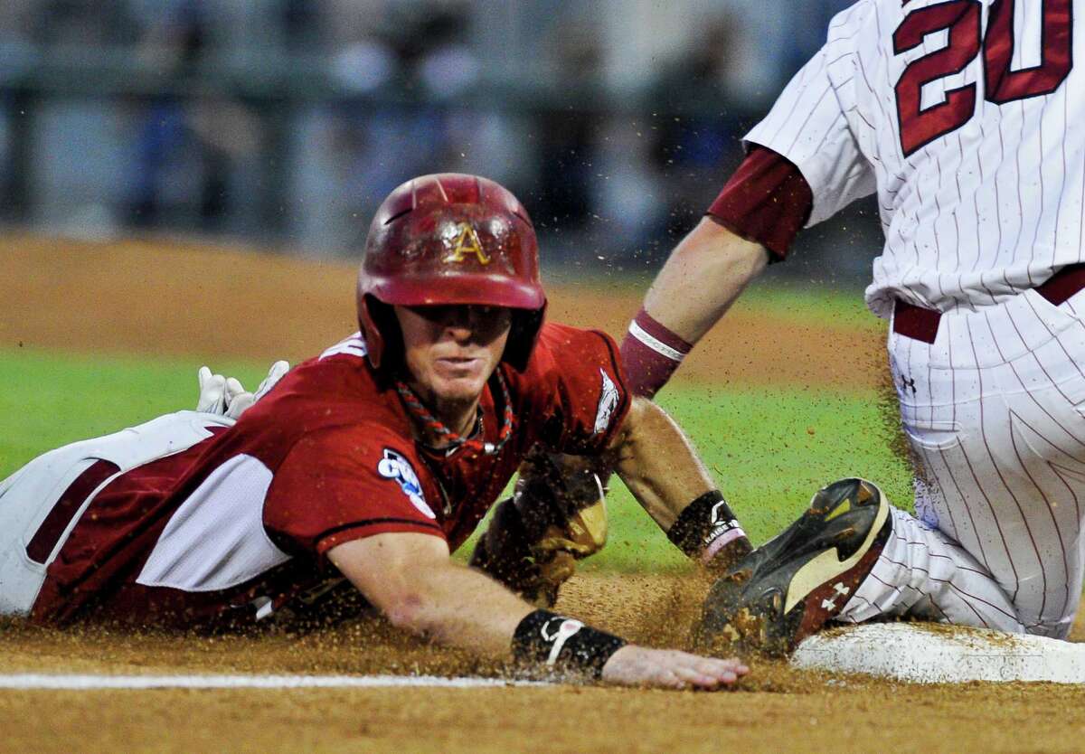 South Carolina eyes 3rd straight CWS title