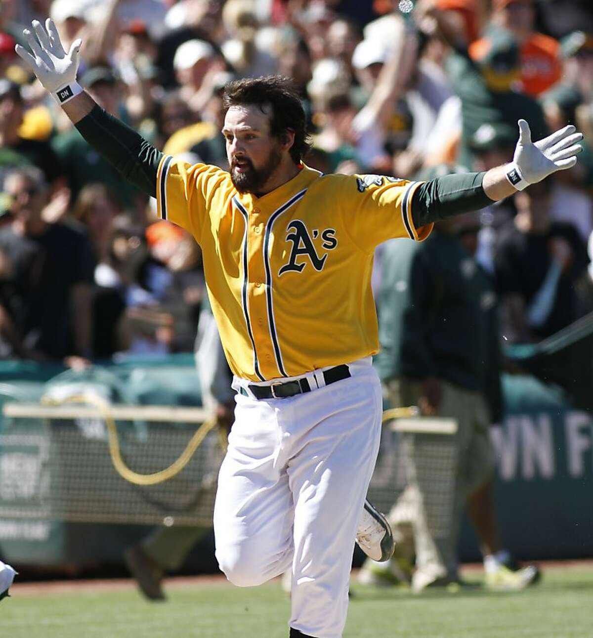 A's rookie Norris beats Giants 4-2 with 1st homer