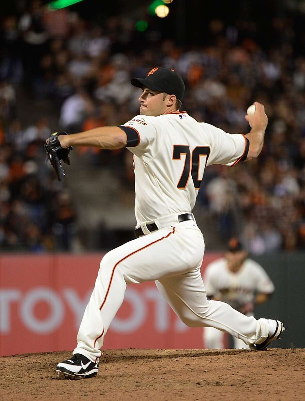 With 8-0 shutout, Giants creep closer to Dodgers
