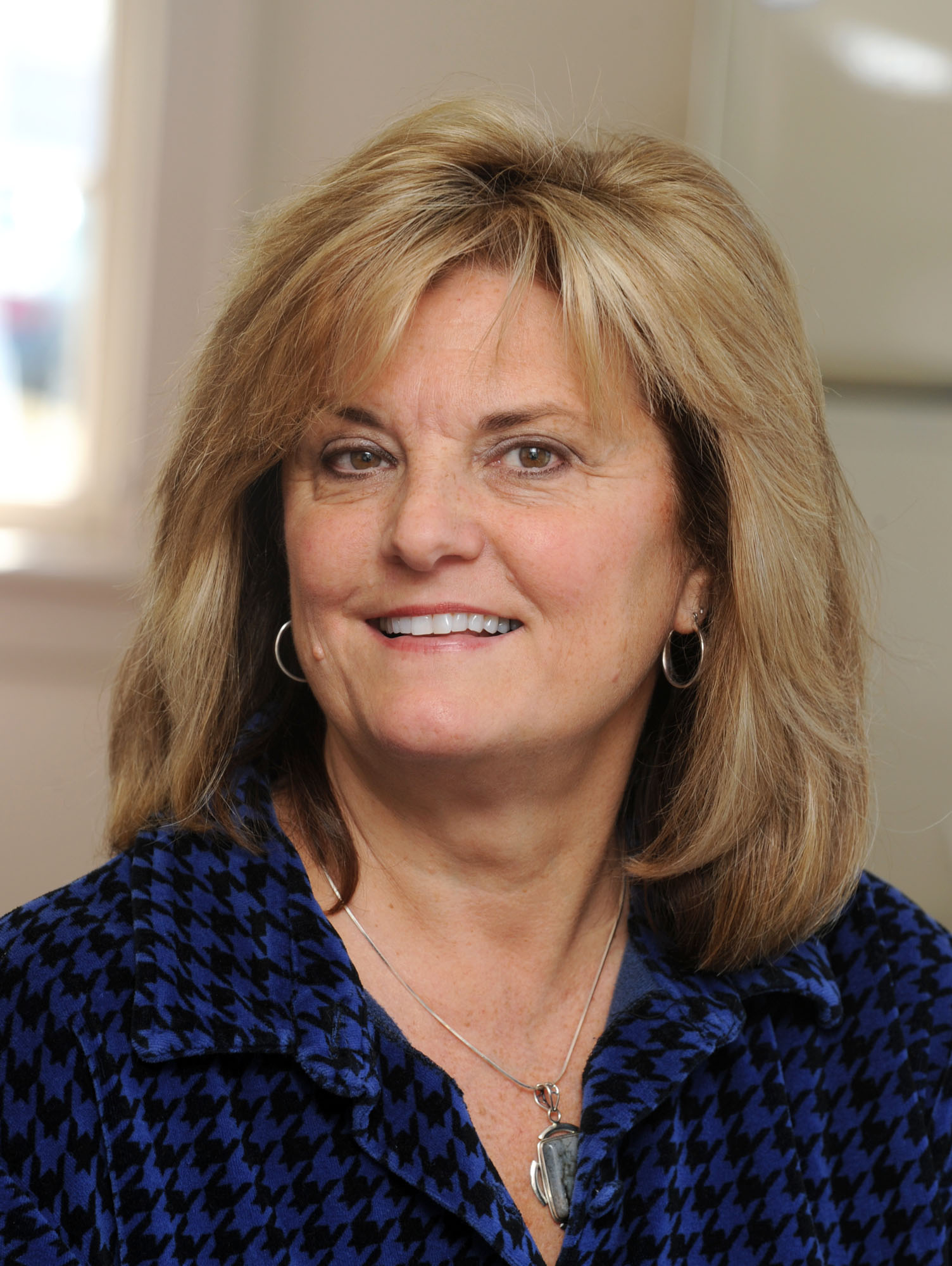 Henry throws support behind Roraback