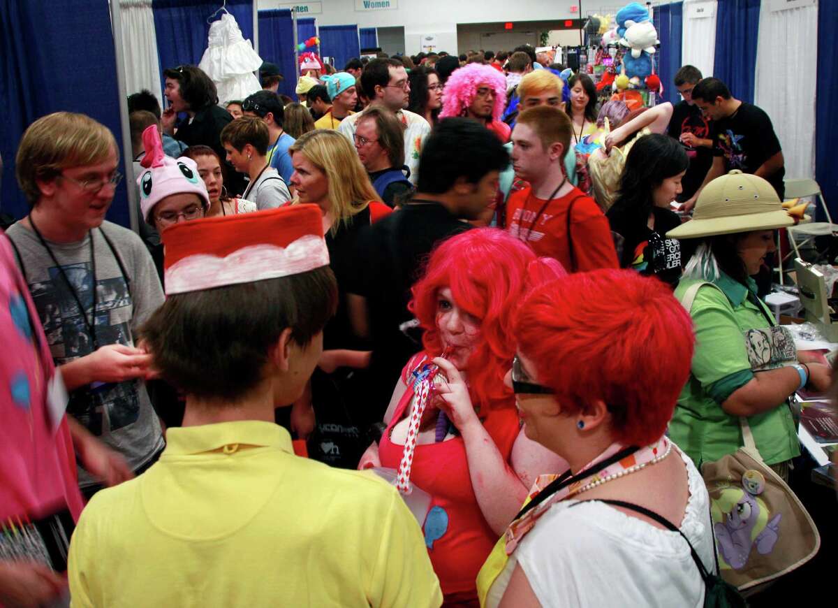 Guys who like My Little Pony gather for 'BronyCon'