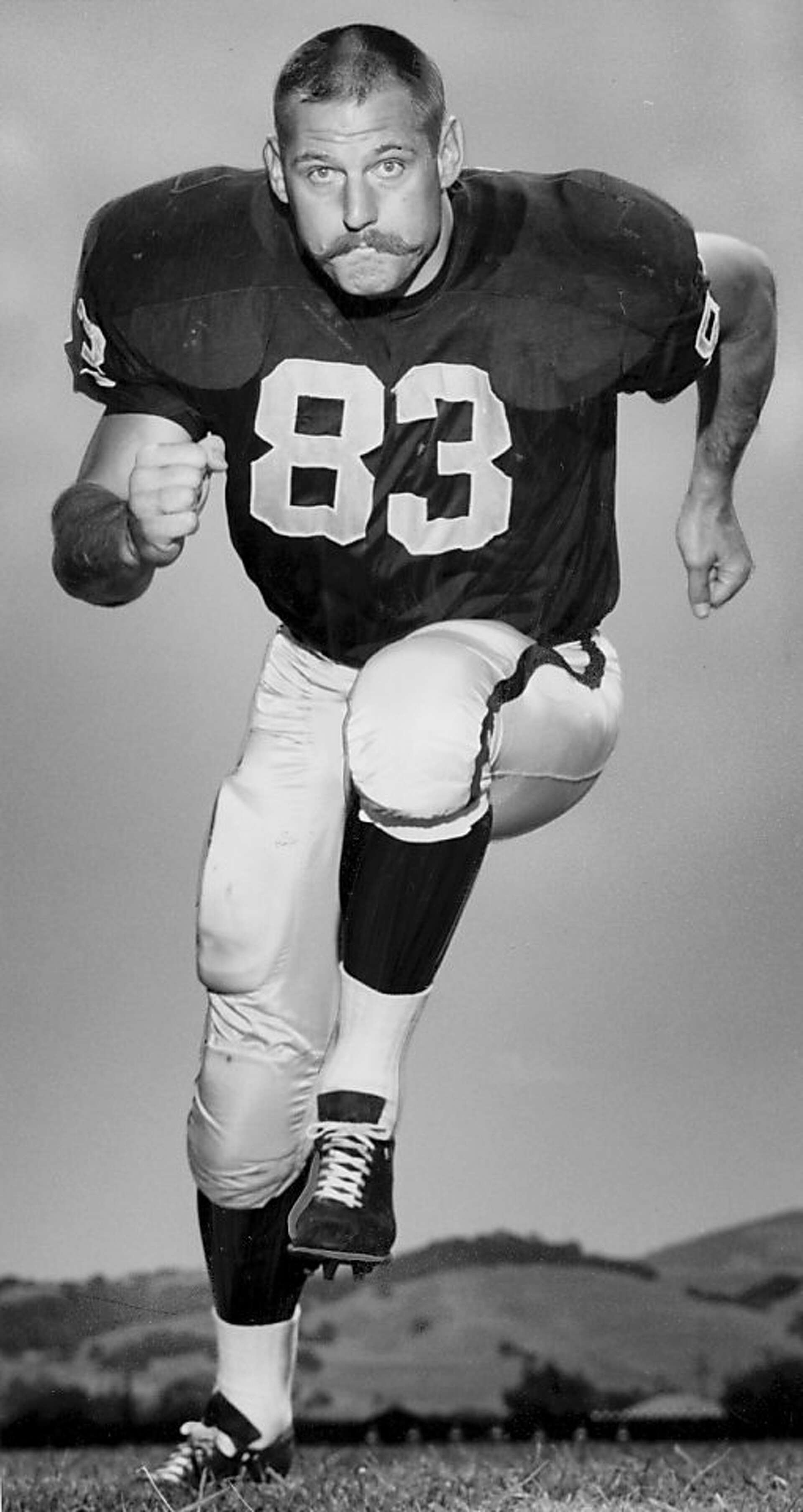 Ben Davidson, towering Raiders lineman, dies at 72