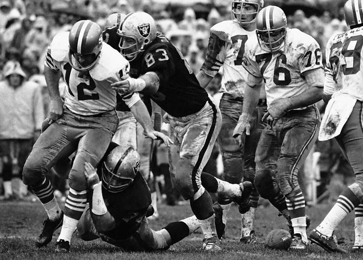 Ben Davidson, towering Raiders lineman, dies at 72