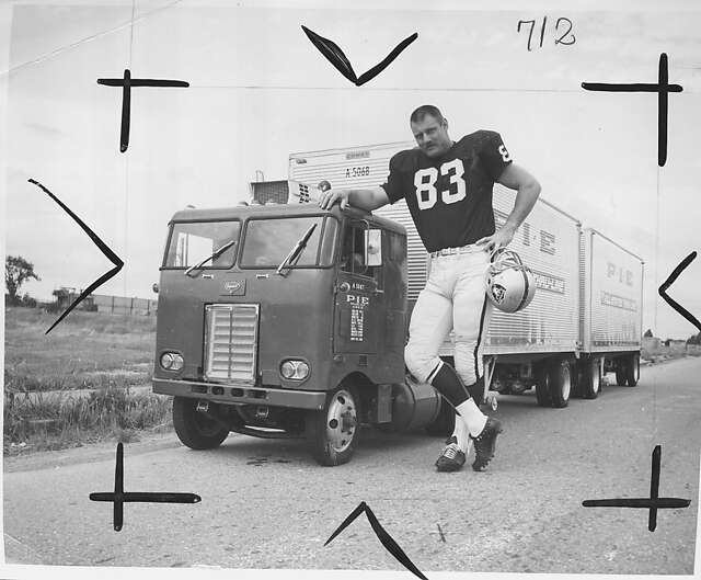 Ben Davidson, towering Raiders lineman, dies at 72