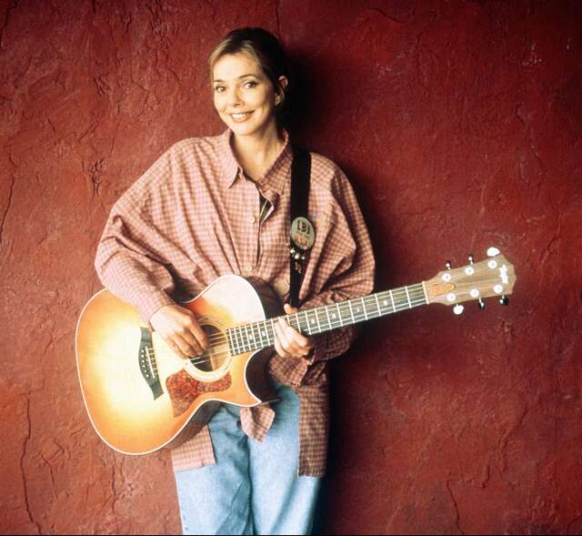 Texas legend and Grammy-winning folk singer-songwriter Nanci Griffith dies