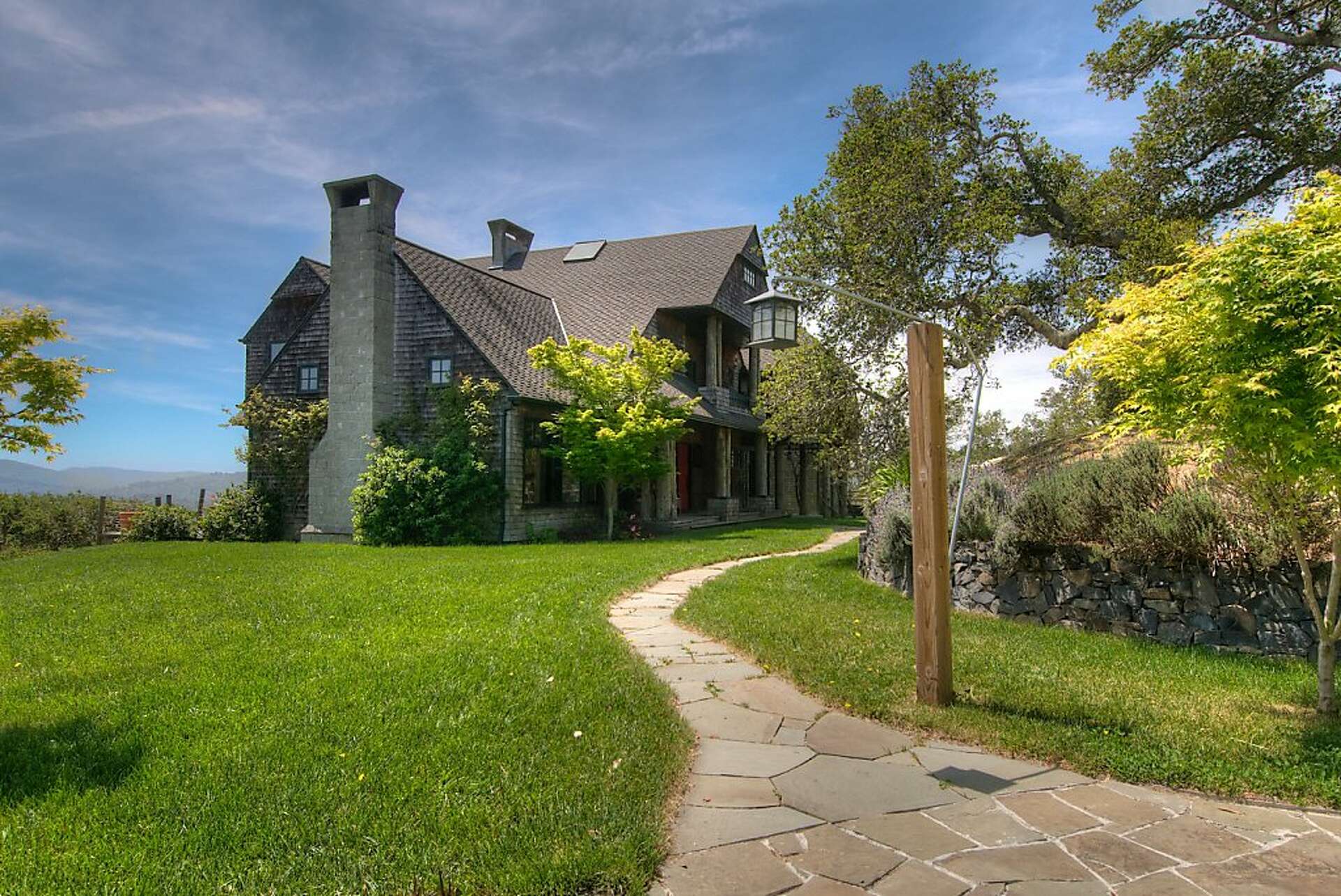 5-bedroom Sarah Drive lodge features panoramic views of Mill Valley