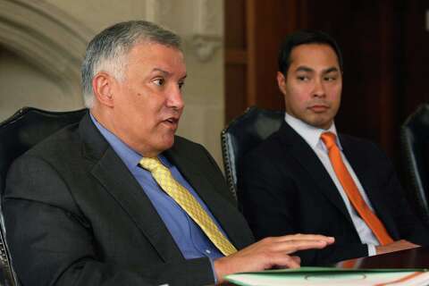 USAA's Robles retiring in early 2015