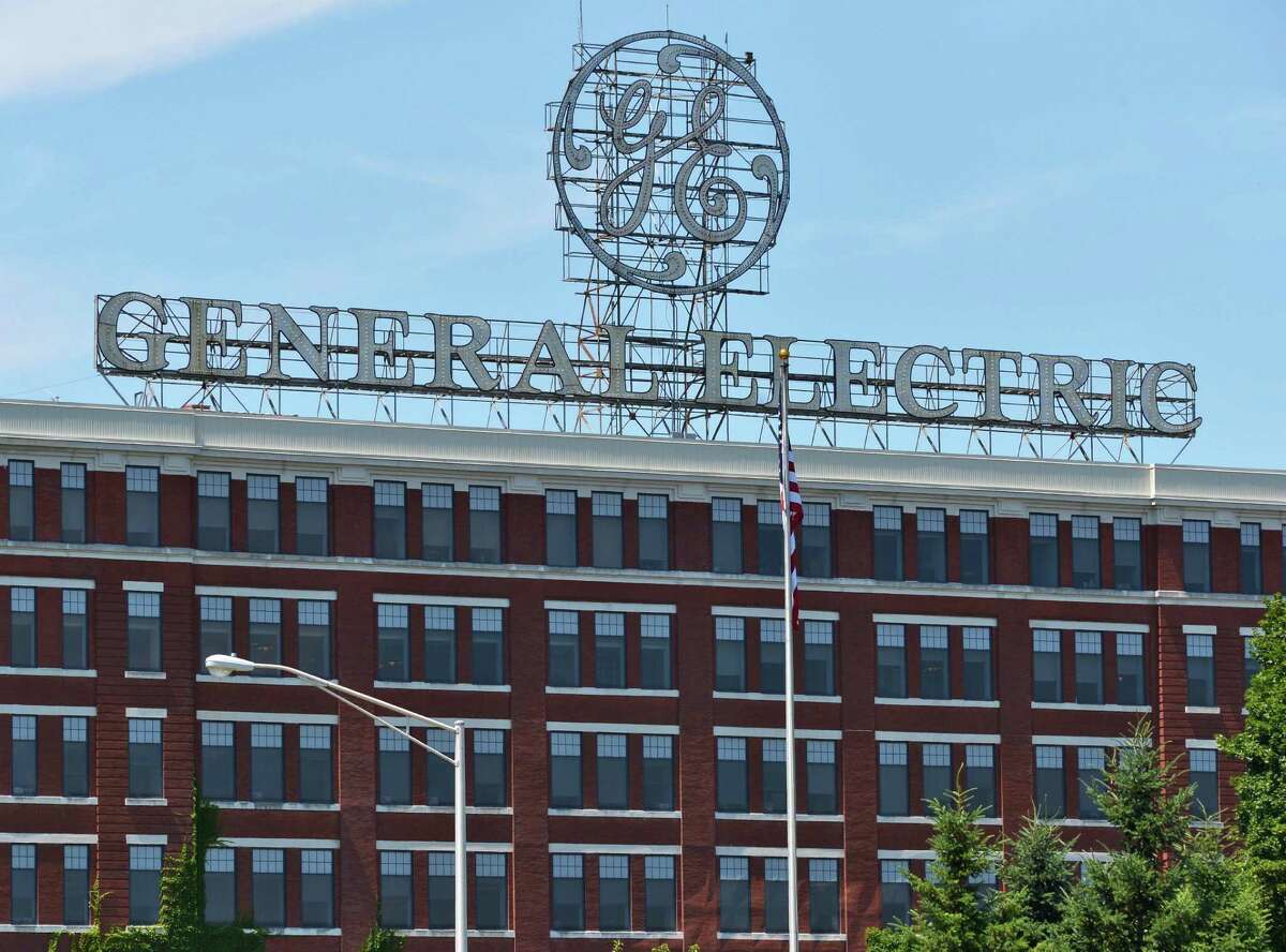 GE puts hold on new solar jobs