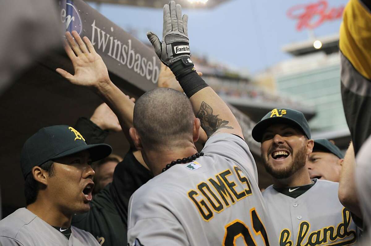 Jonny Gomes' slam helps A's win
