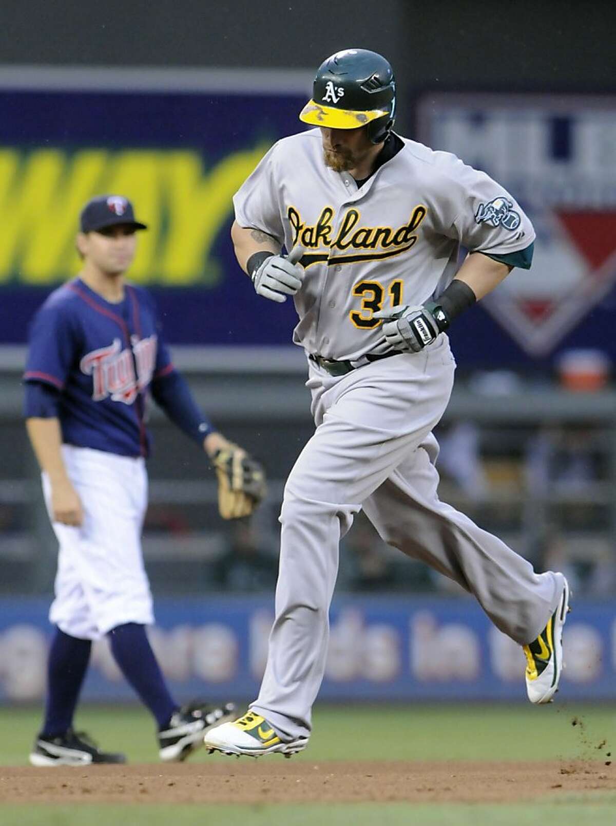 Jonny Gomes' slam helps A's win