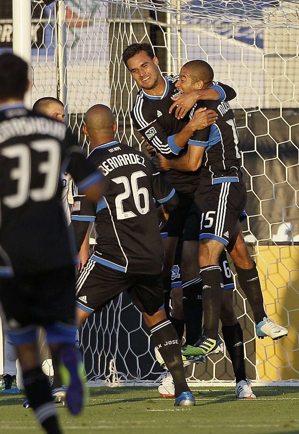 Chris Wondolowski's 3 goals lead Quakes