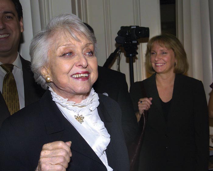 Oscar-winning actress Holm dies at 95