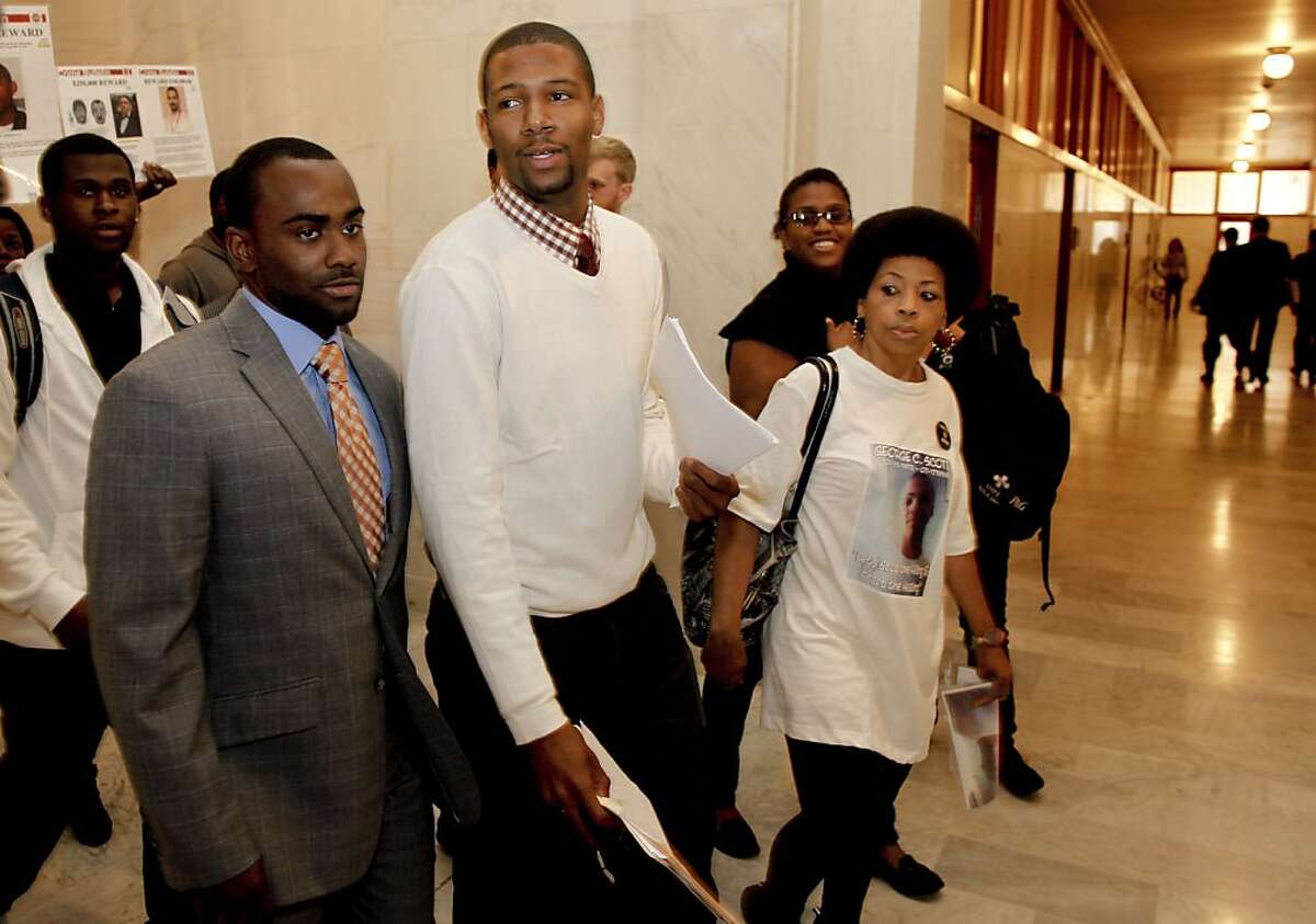 Foes want Lee to stop with frisk plans