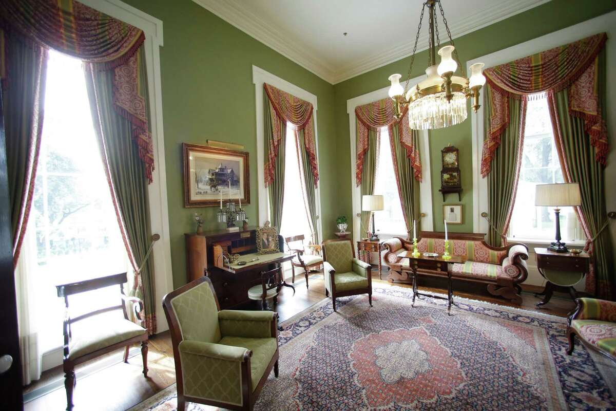 Perrys return to Governor's Mansion