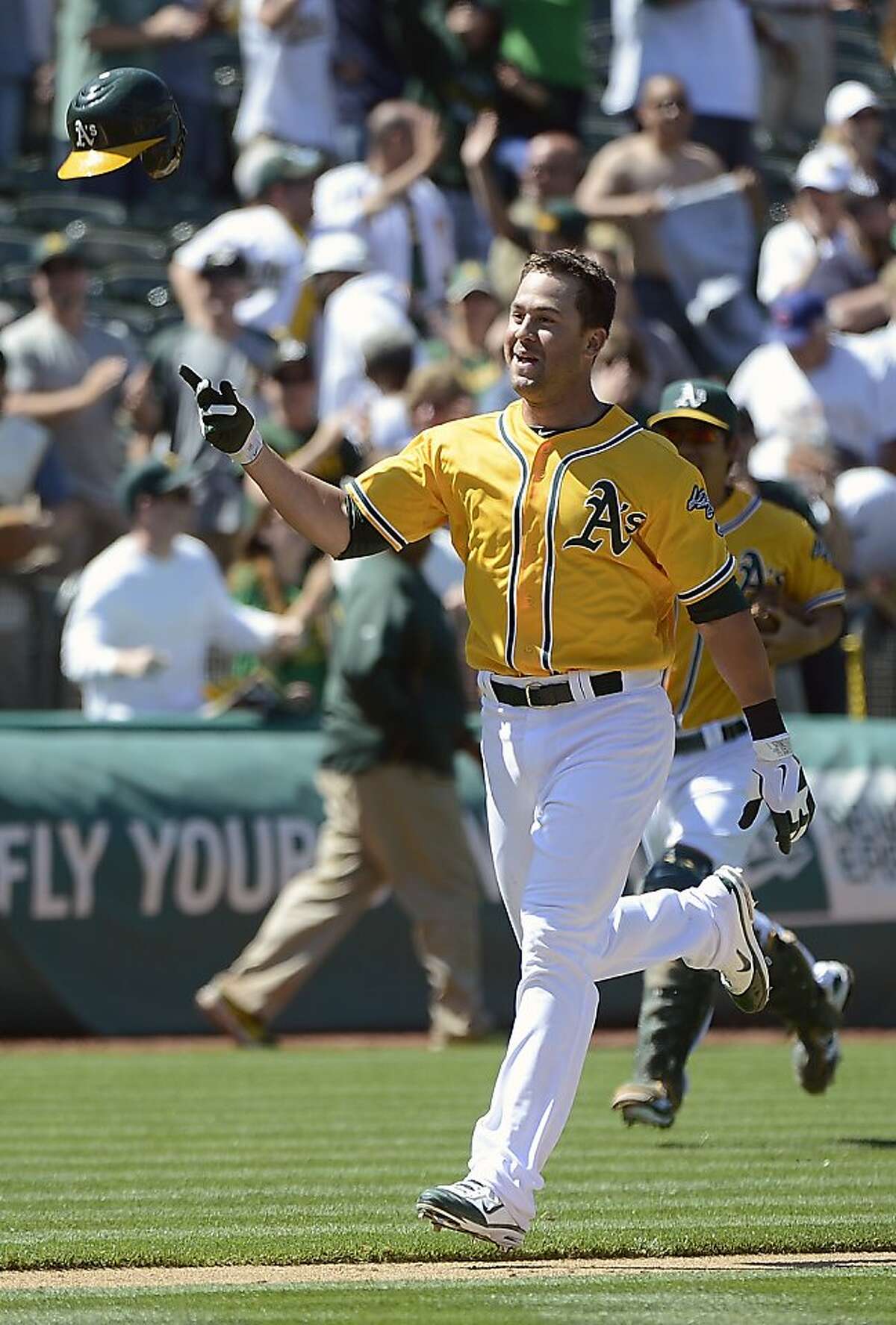 A's beat Rangers 4-3 on Hicks' walk-off
