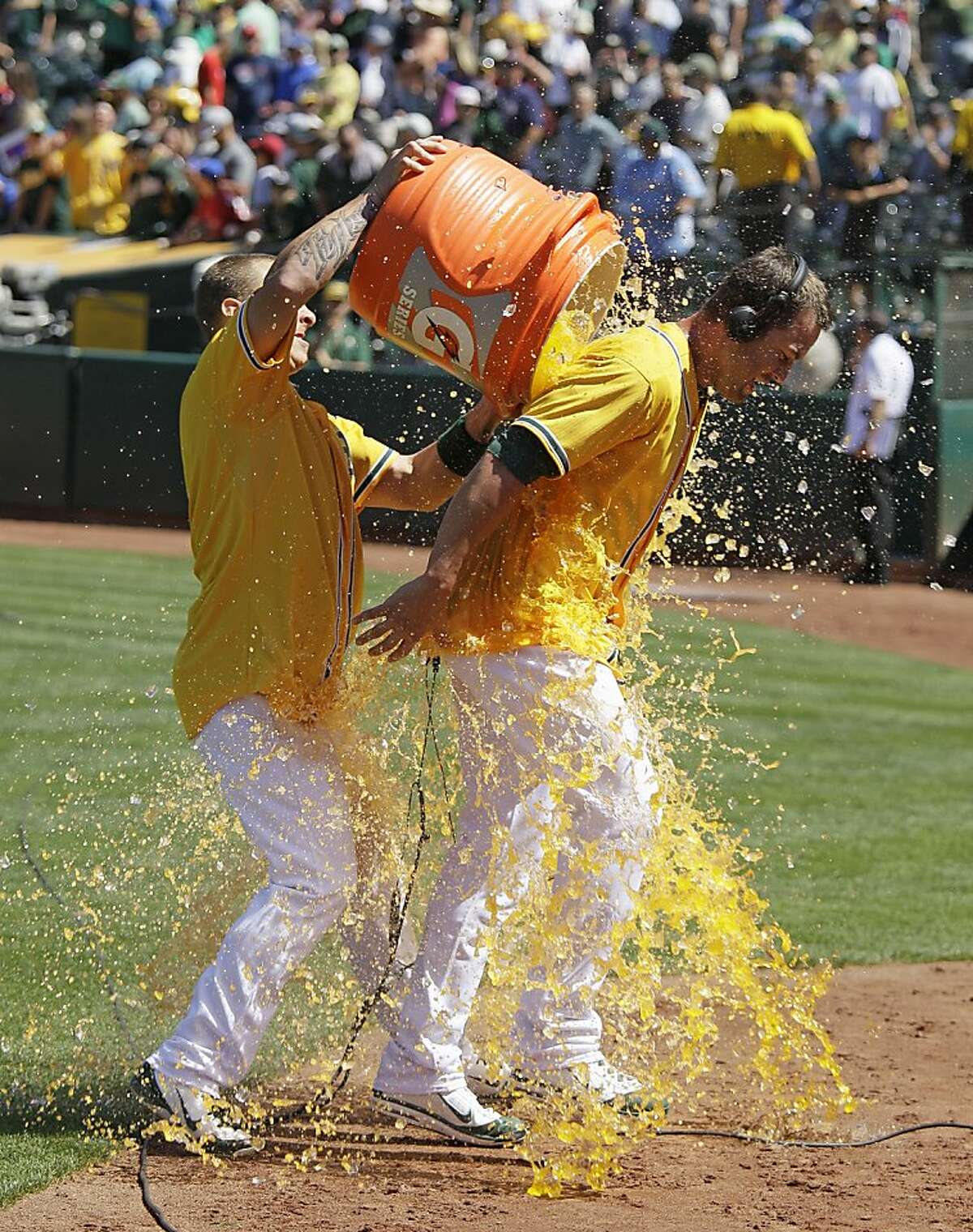 A's beat Rangers 4-3 on Hicks' walk-off