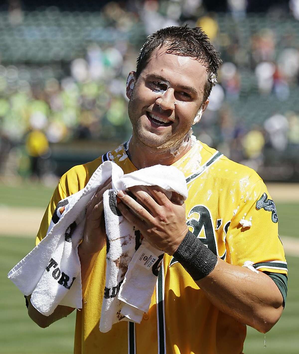 A's beat Rangers 4-3 on Hicks' walk-off