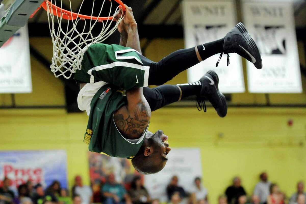 Globetrotter Tay Fisher urges Shen kids to guard against bullying
