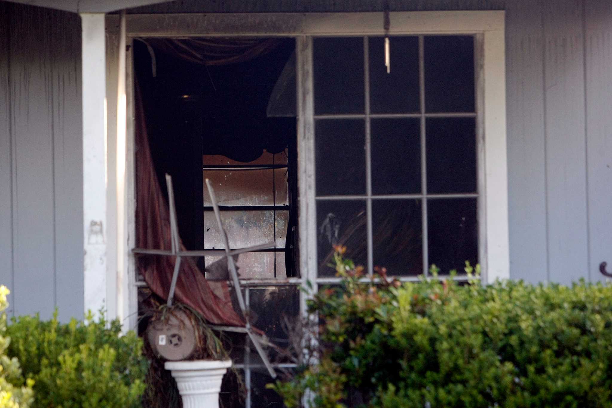 Neighbor tries in vain to save family of 3 from burning home