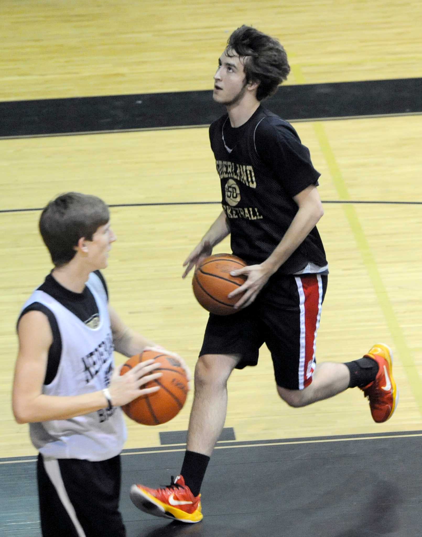 Nederland basketball player gets scholarship