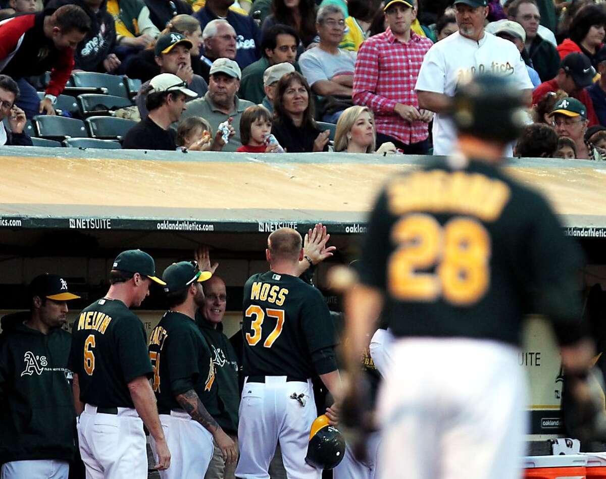 Moss' hit in 9th lifts A's over Yanks