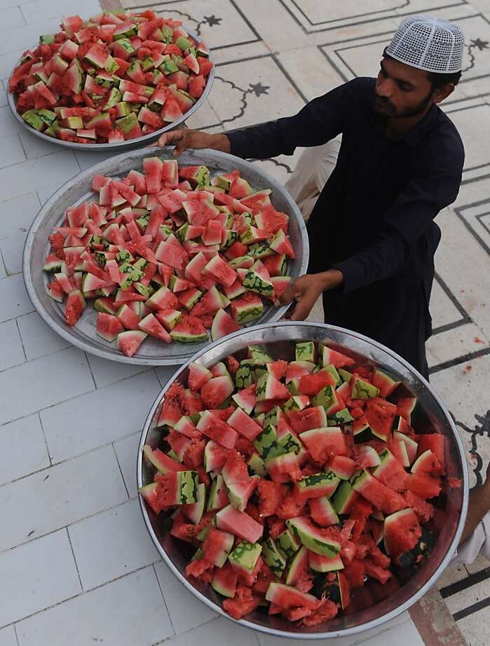 Muslims around the world celebrate holy month of Ramadan - SFGate