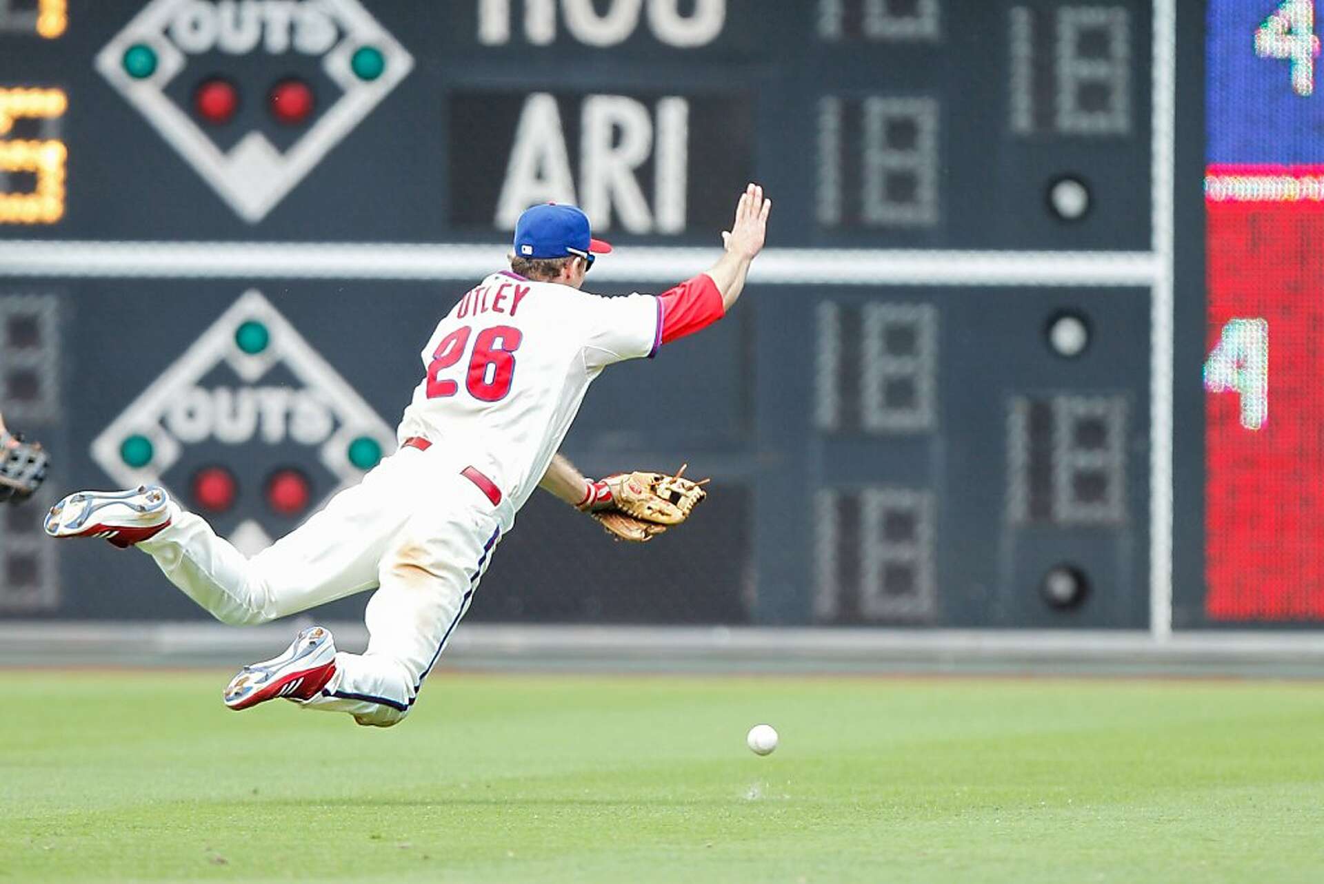 Giants ponder first-base move as Phils win