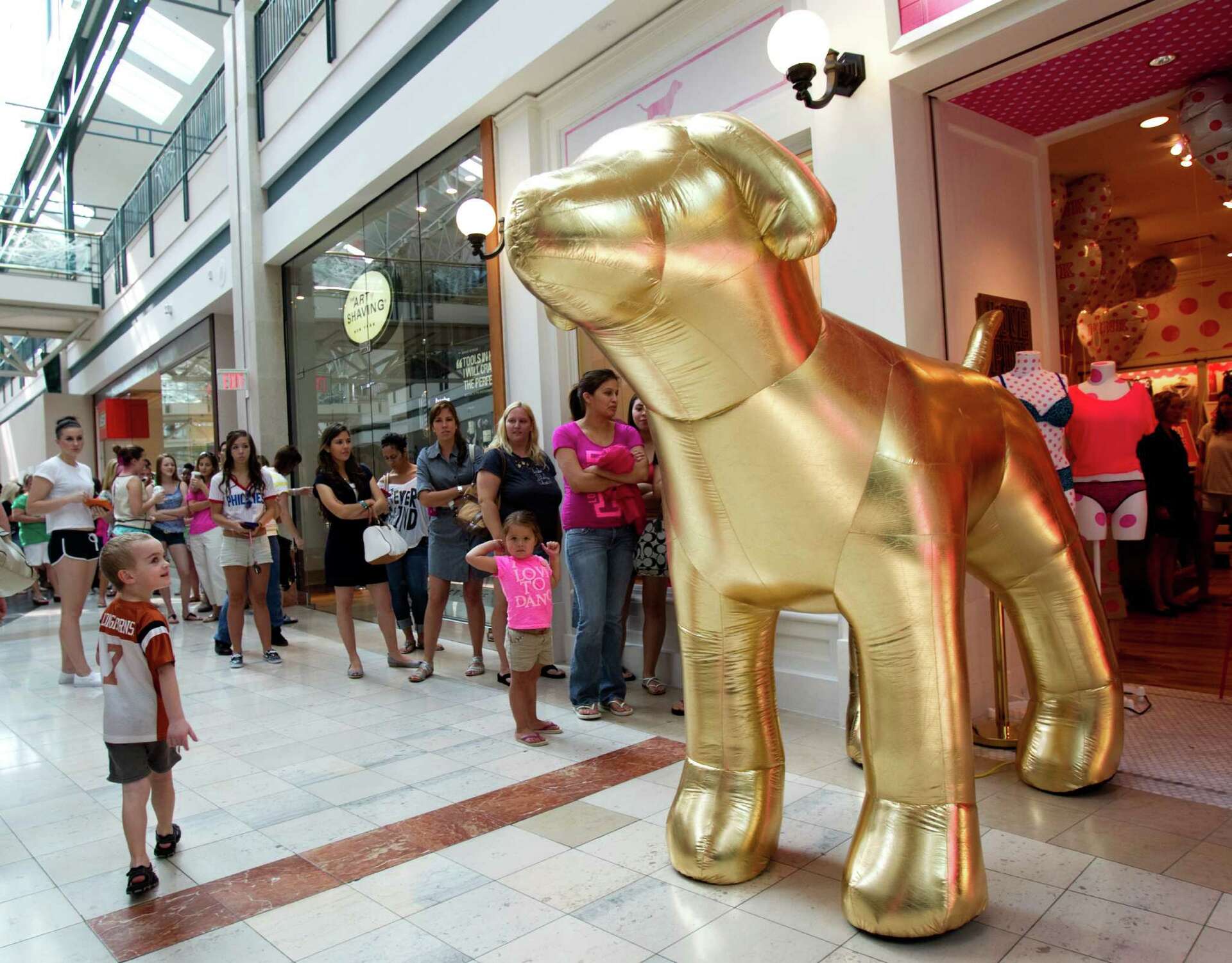 Victoria's Secret model helps unveil Texas' first PINK store