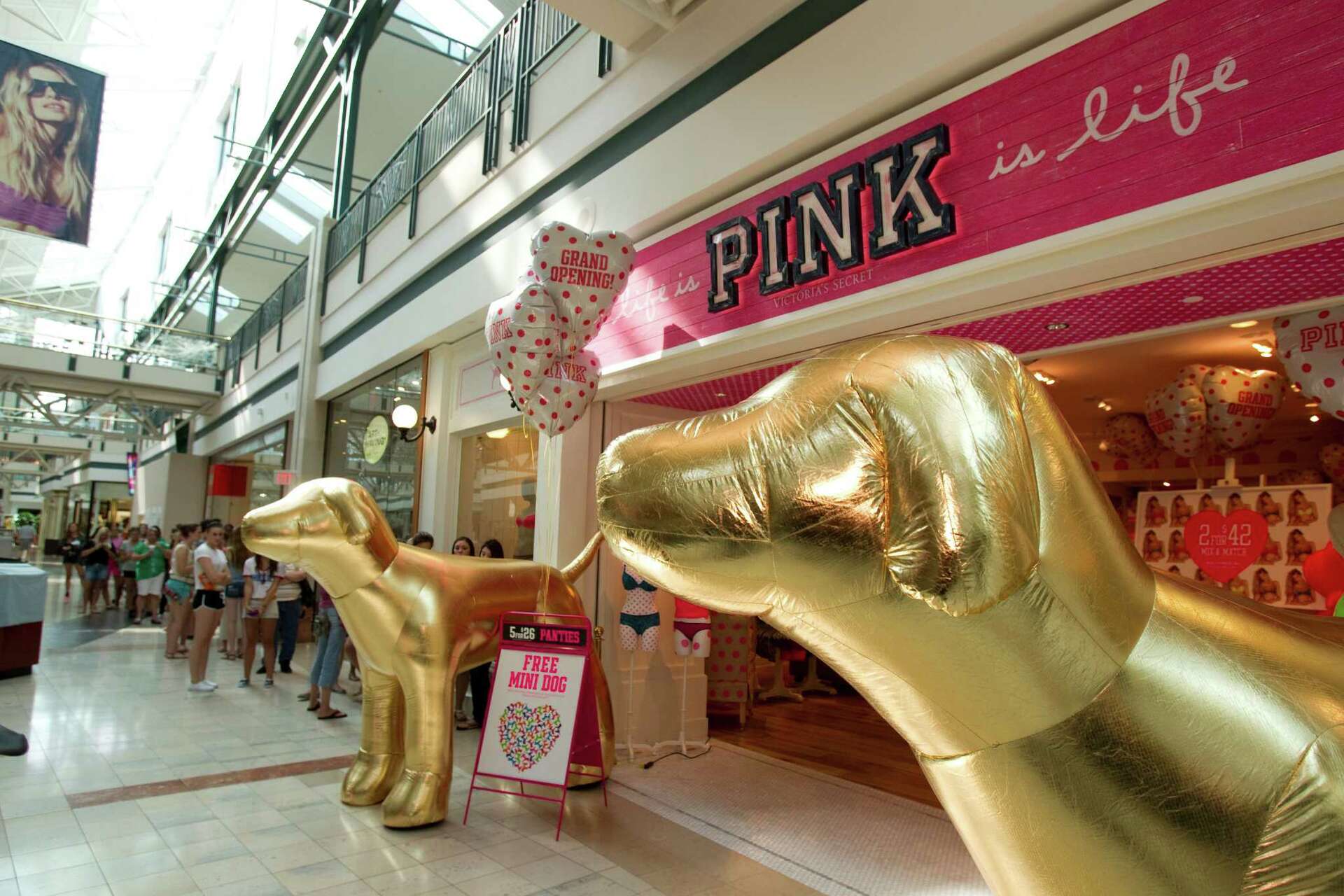 Victoria's Secret model helps unveil Texas' first PINK store