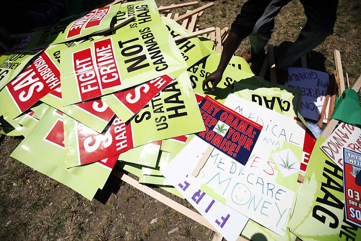 Pot advocates rally ahead of Obama visit