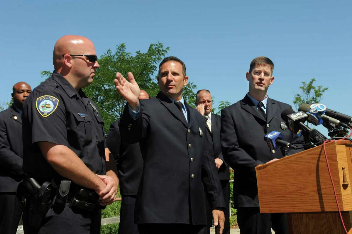 Divers lauded for Stamford Harbor rescue