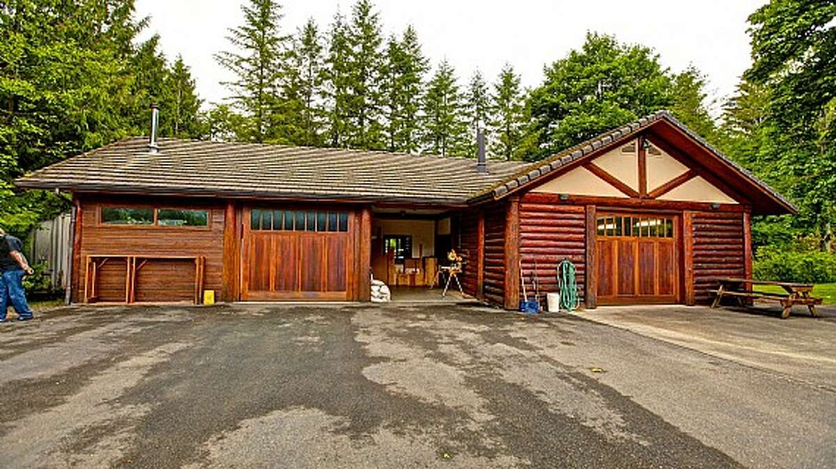 Massive Snoqualmie lodge set for auction