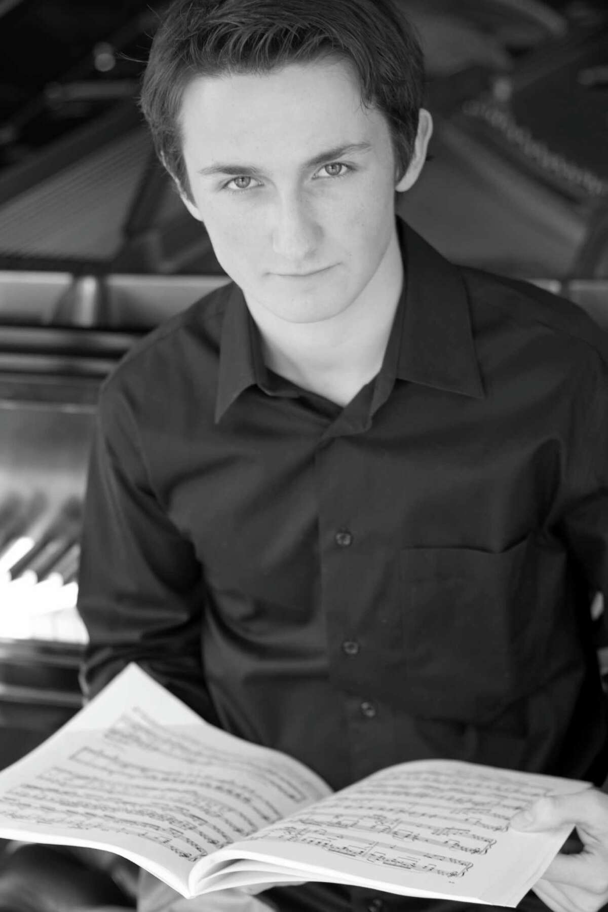 Rising star to perform under a night sky