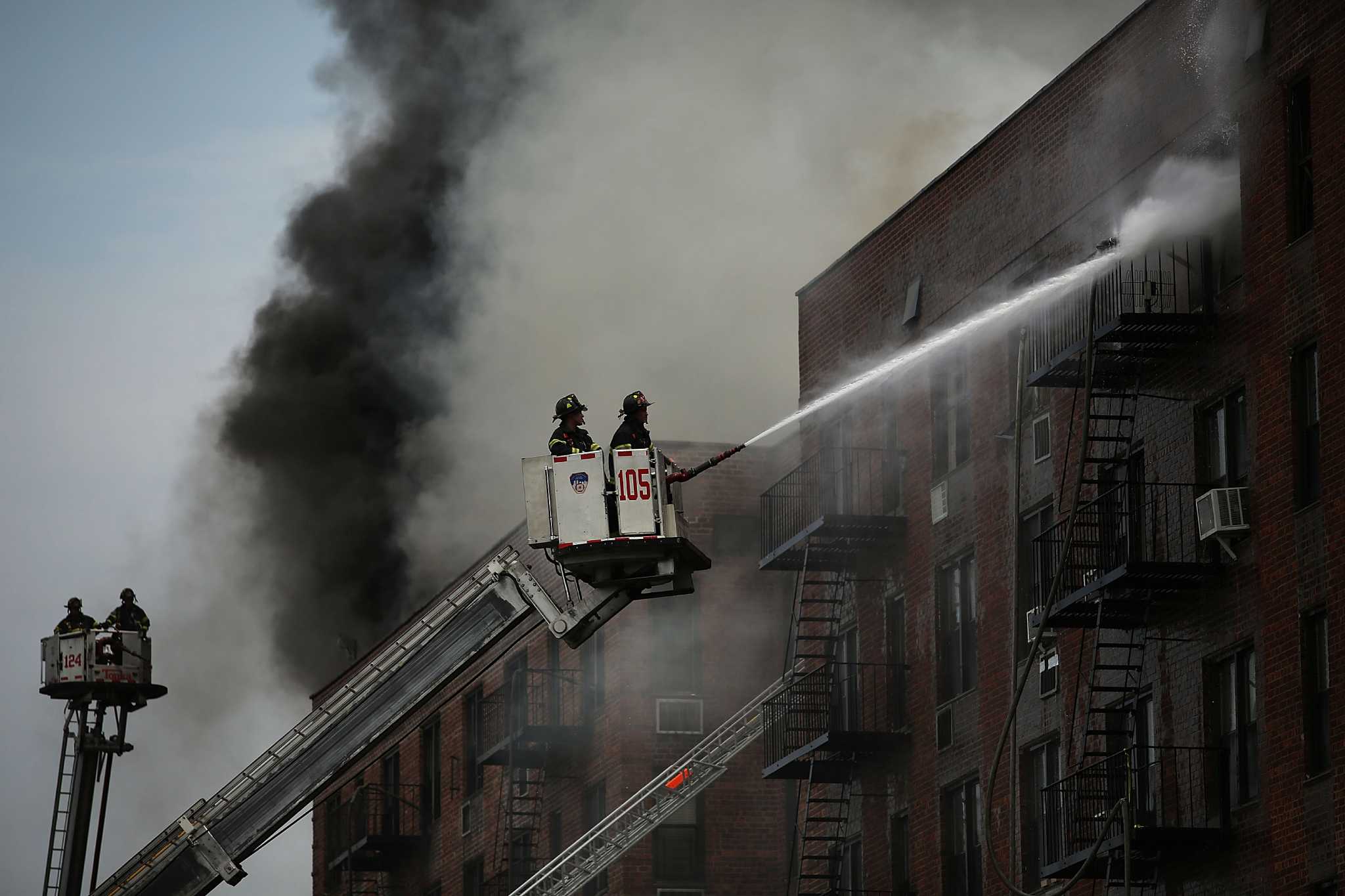 Brooklyn fire routs hundreds