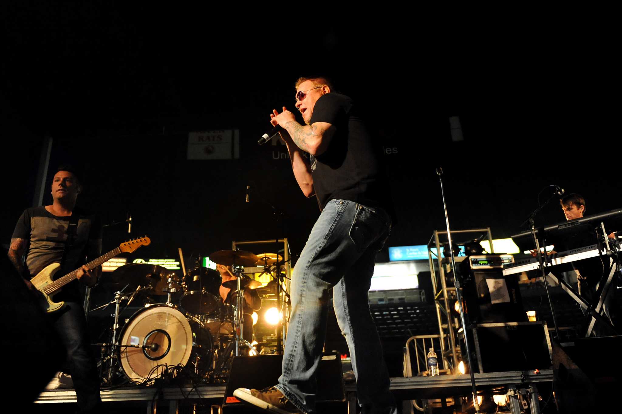 Smash Mouth serves up hits indoors