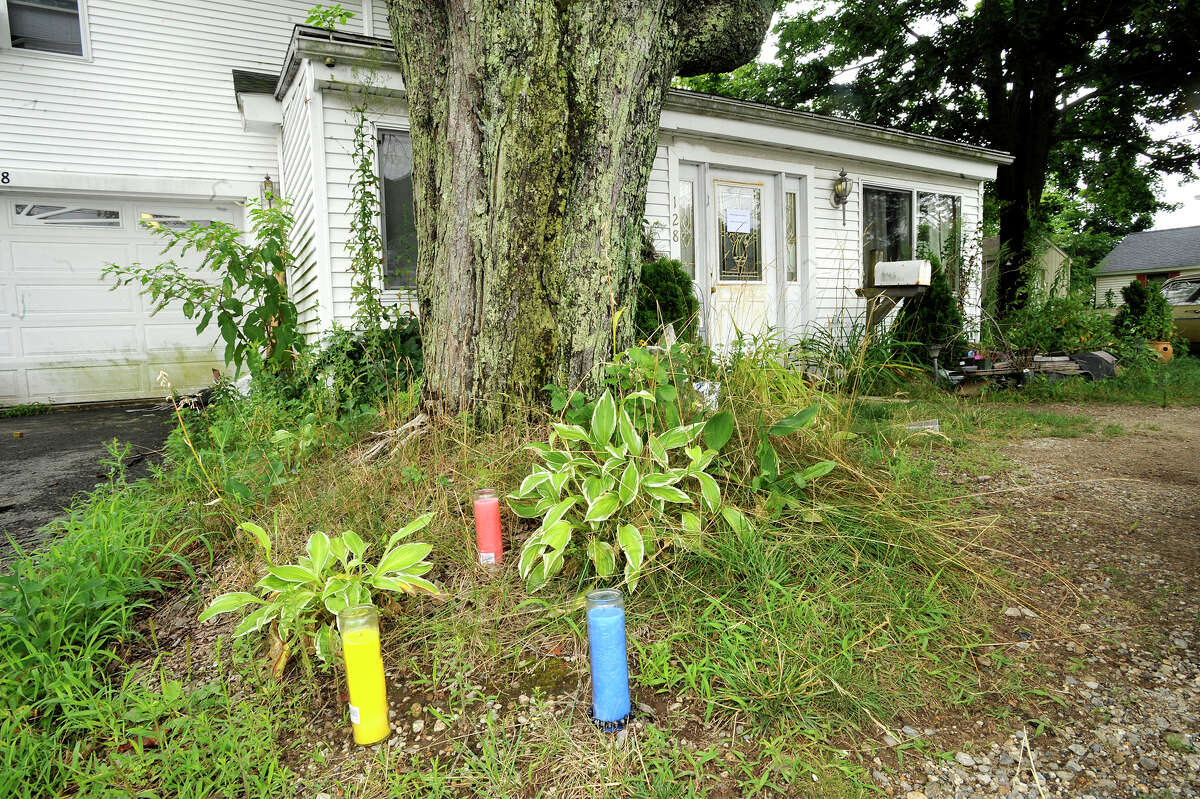 Mass. dad shoots his 2 kids, 1 fatally, kills self