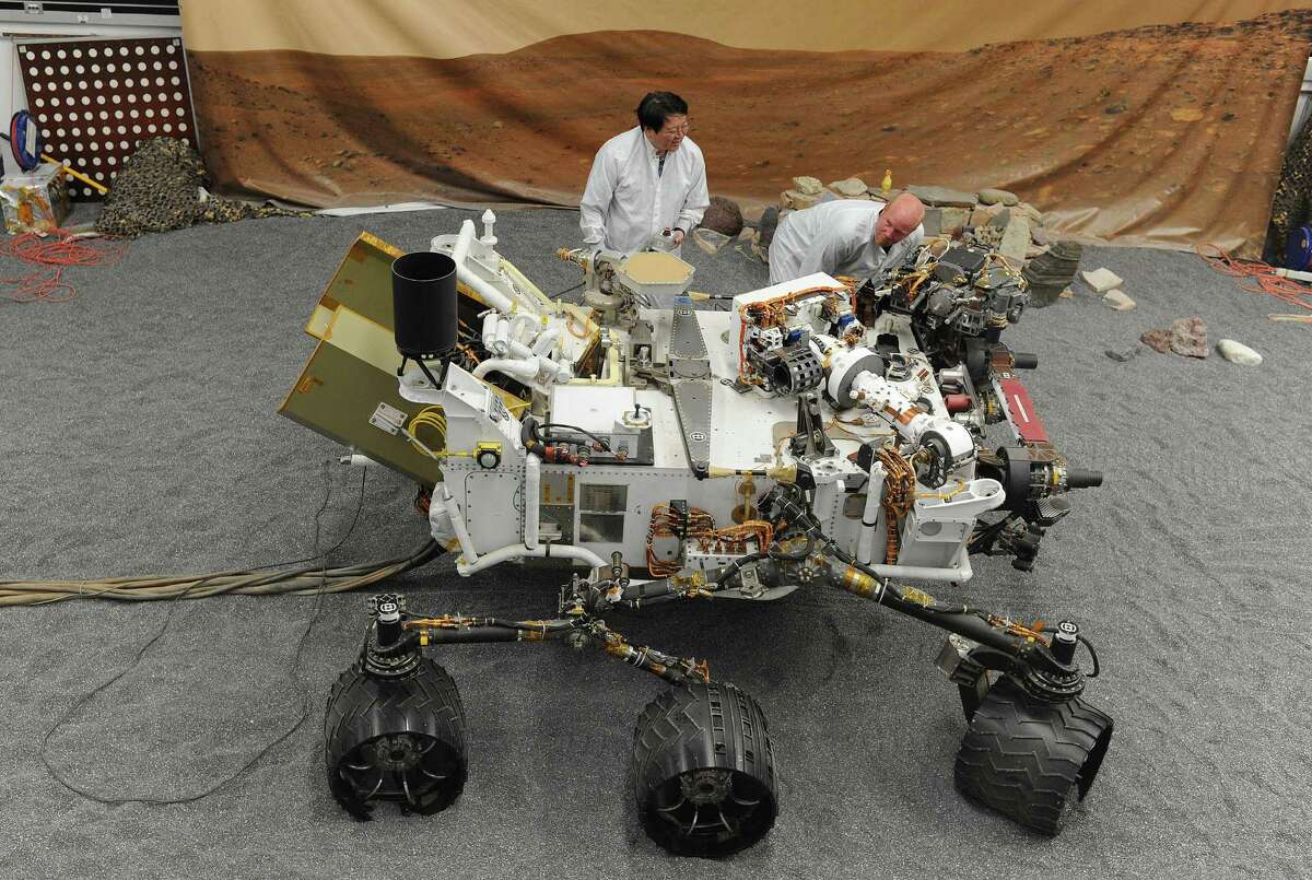 Scientists hope Mars rover will stick its landing