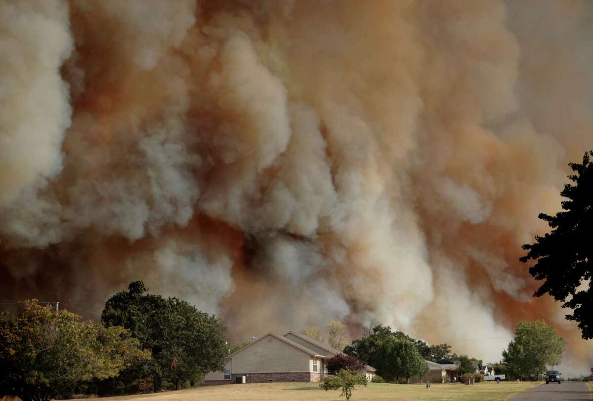 Oklahoma governor tours town burned by wildfire