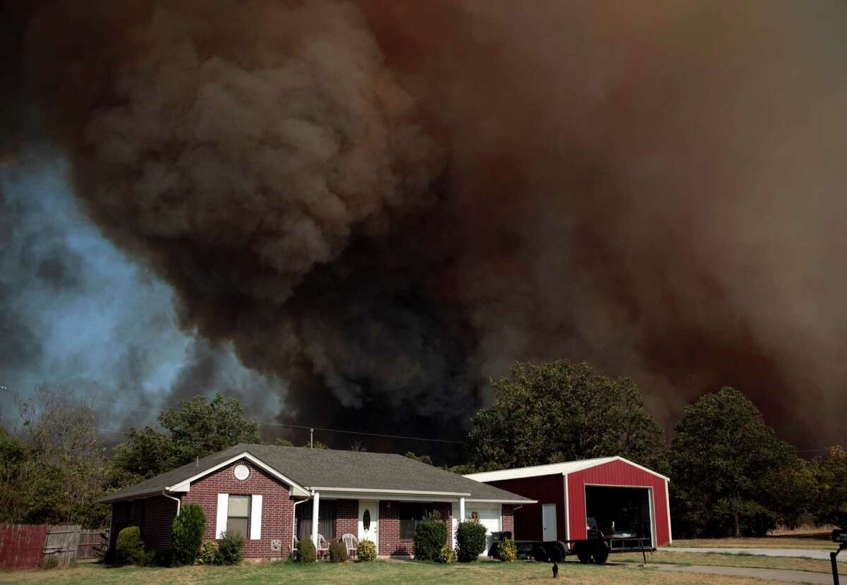 Oklahoma governor tours town burned by wildfire