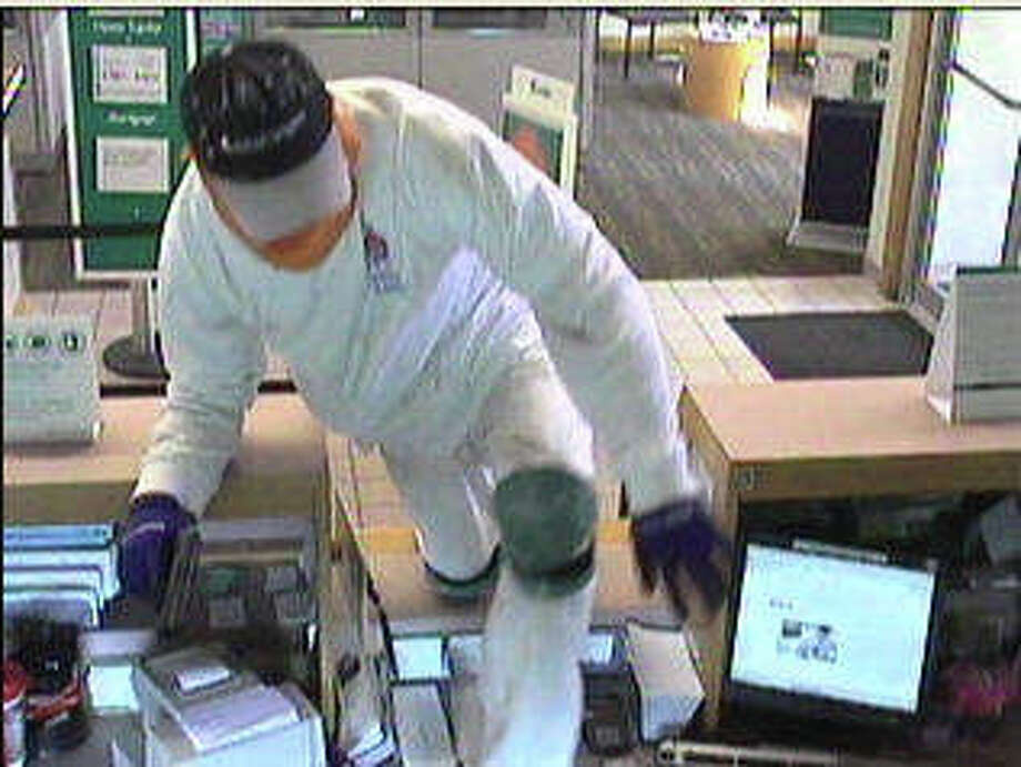 Man vaults counter in bank robbery - Connecticut Post