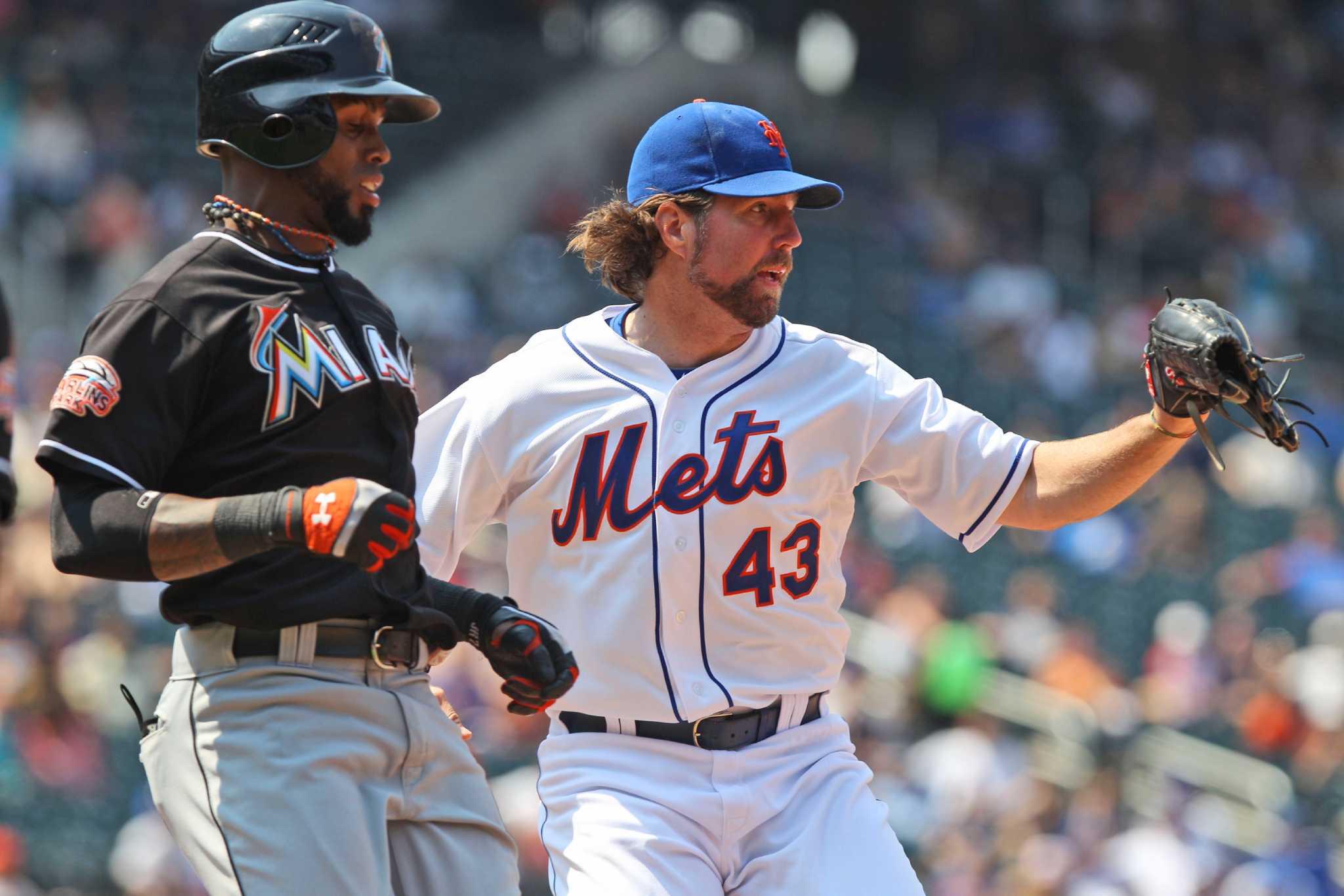 Dickey gives Mets a victory