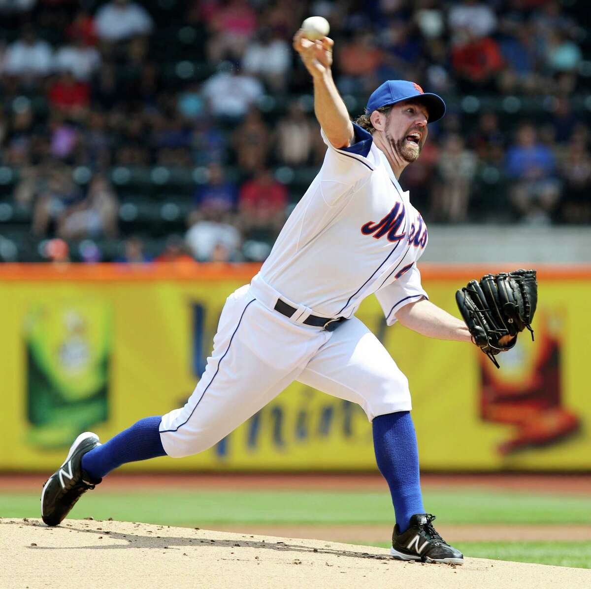 Dickey gives Mets a victory