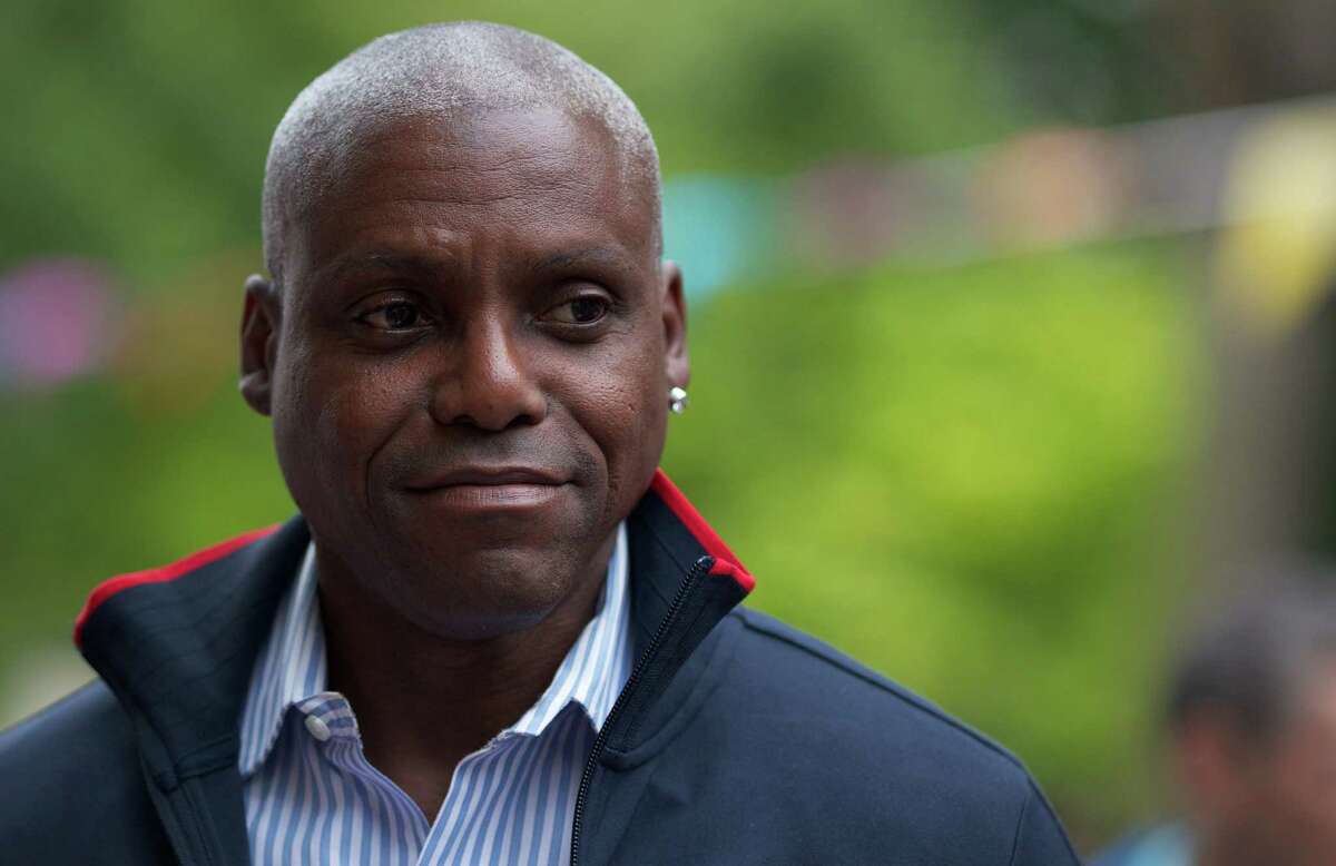Carl Lewis wants to give back, volunteers as coach at UH