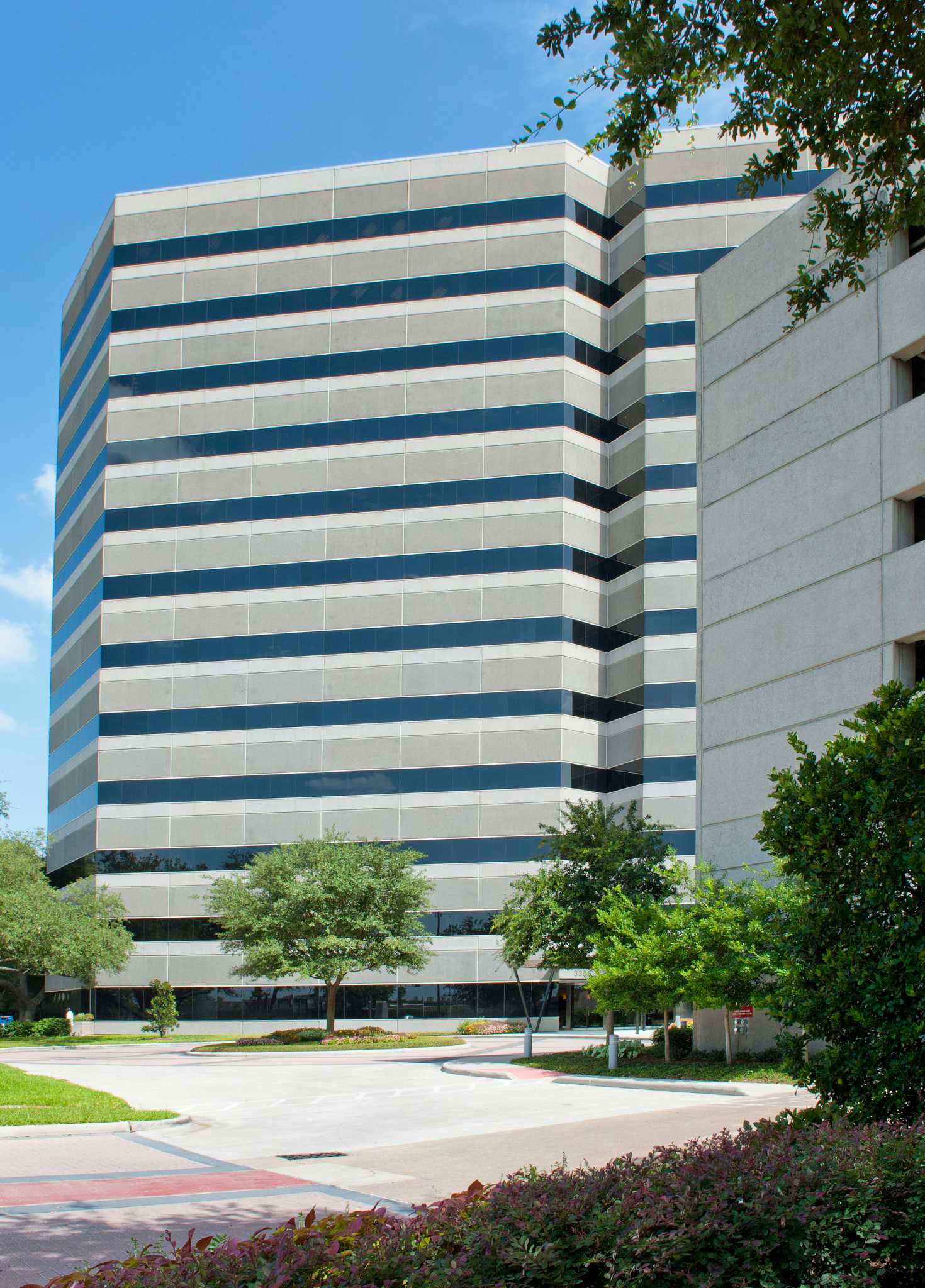 Deal of the week: Prime location helps sell 1980s-era office building