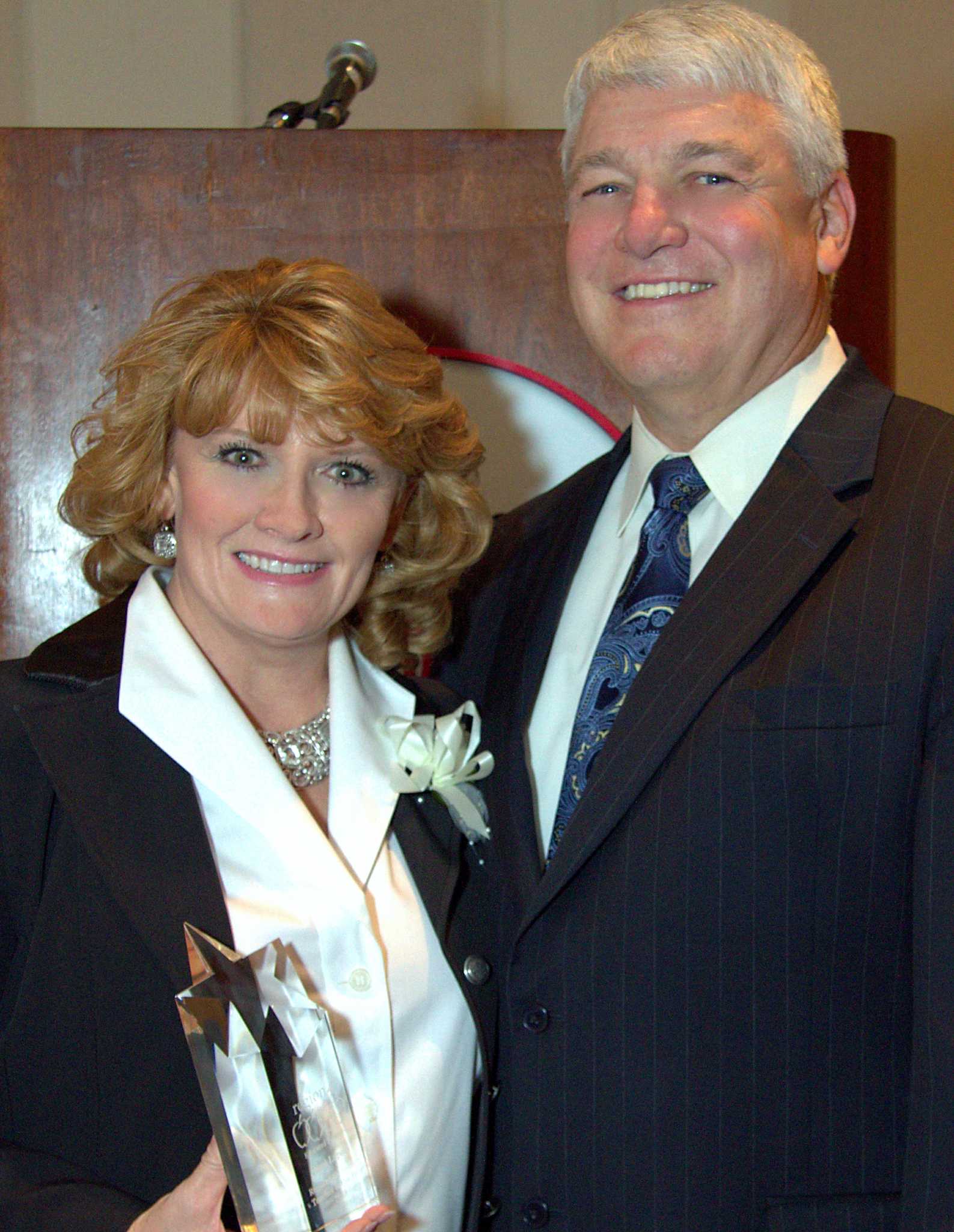 Pearl Hall teacher wins award
