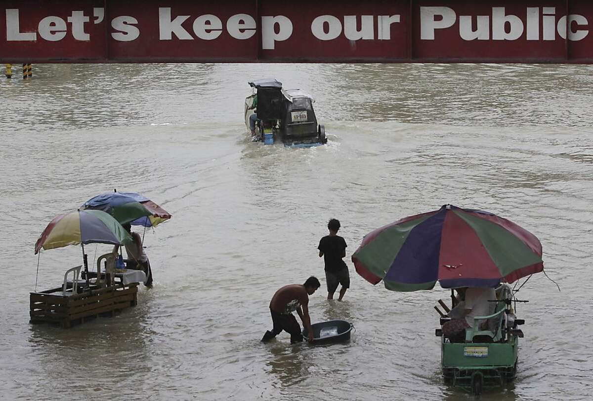 Tropical storm slams Philippines: at least 3 dead
