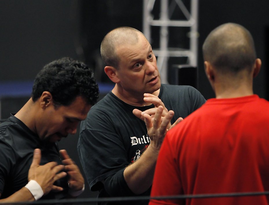 Fight stager runs rings around rivals